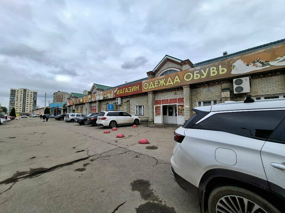 Giyim pazarı Вещевой рынок Планета, Engels, foto