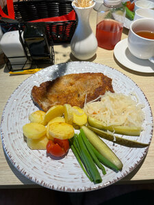 Kohvik (Oktyabrskaya ploshchad No:3), kafe  Pechory'den