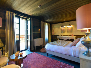 Chalet Hotel le Castel (Auvergne-Rhône-Alpes, Haute-Savoie, Arrondissement de Bonneville, Chamonix-Mont-Blanc, Route des Tines, 100), otel  Chamonix'den