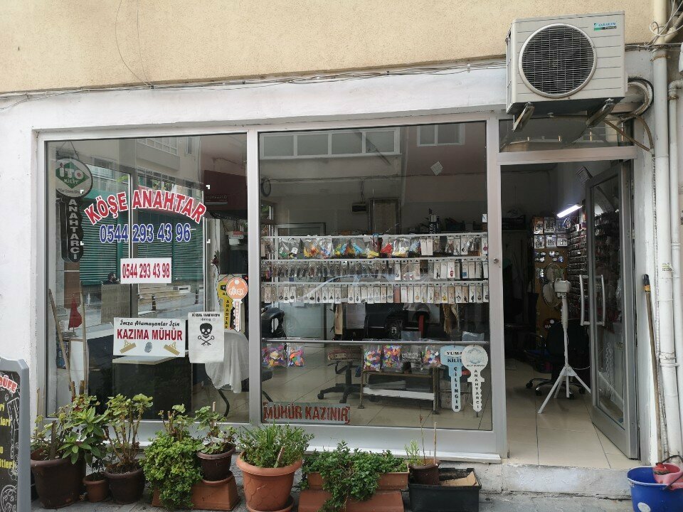 Anahtar ve kapı üreticileri Köşe Anahtarcı, İstanbul, foto