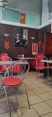 Kafe Volzhsky bereg, Engels, foto