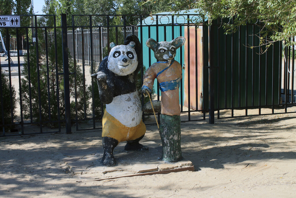Park, sokak heykeli По и Шифу, Surovikino, foto