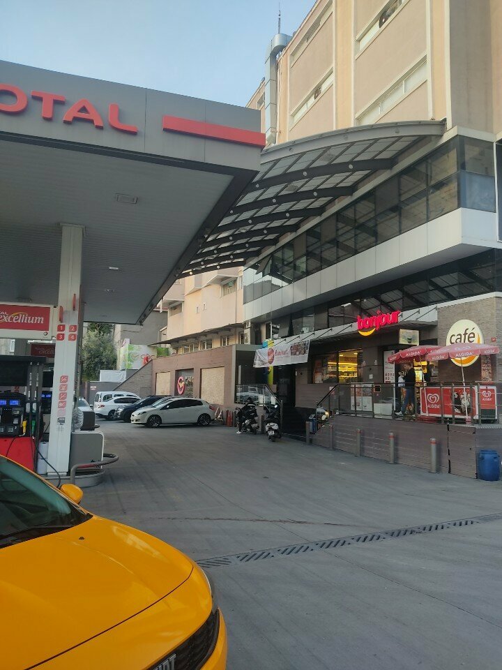 Benzin istasyonu TotalEnergies, İstanbul, foto