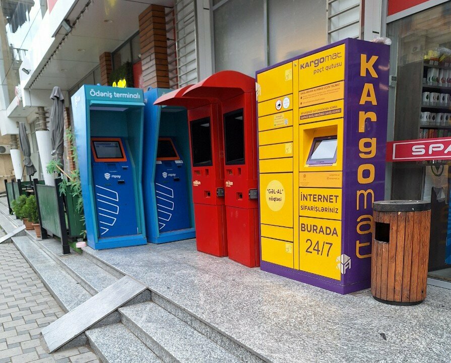 Parsel otomatı Kargomat, Bakü, foto