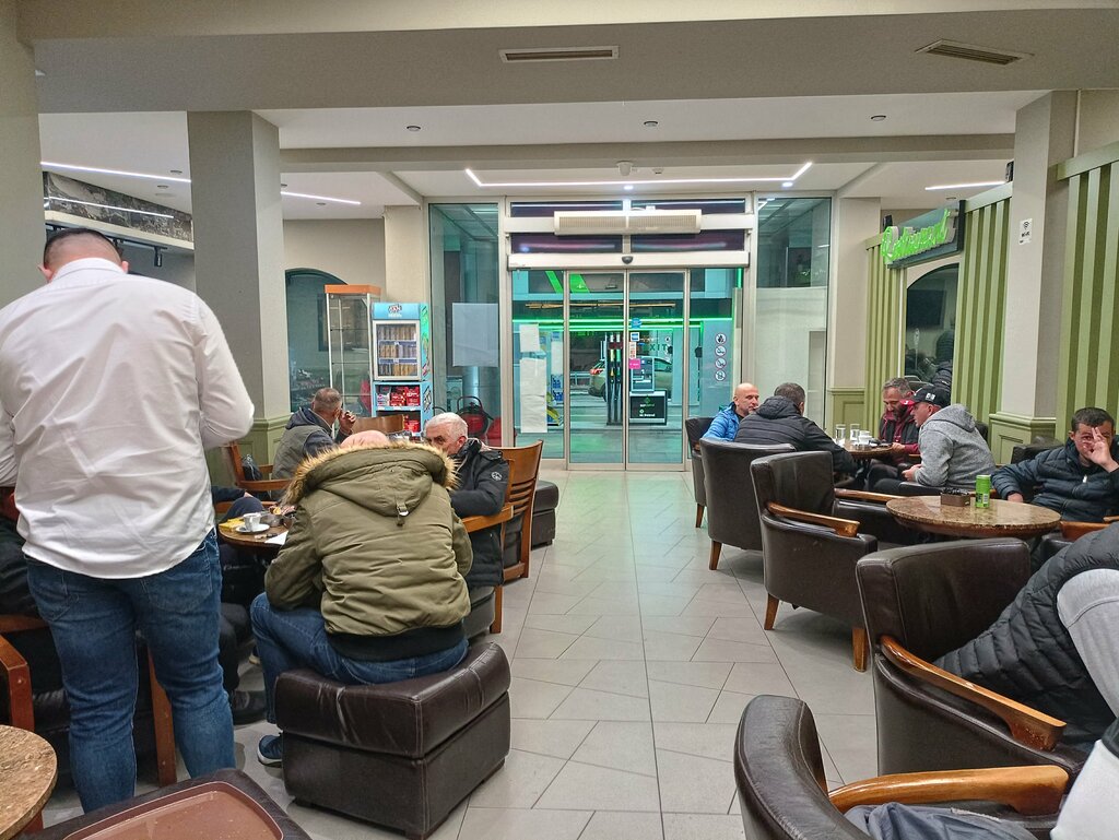 Benzin istasyonu M Petrol, Dünya, foto