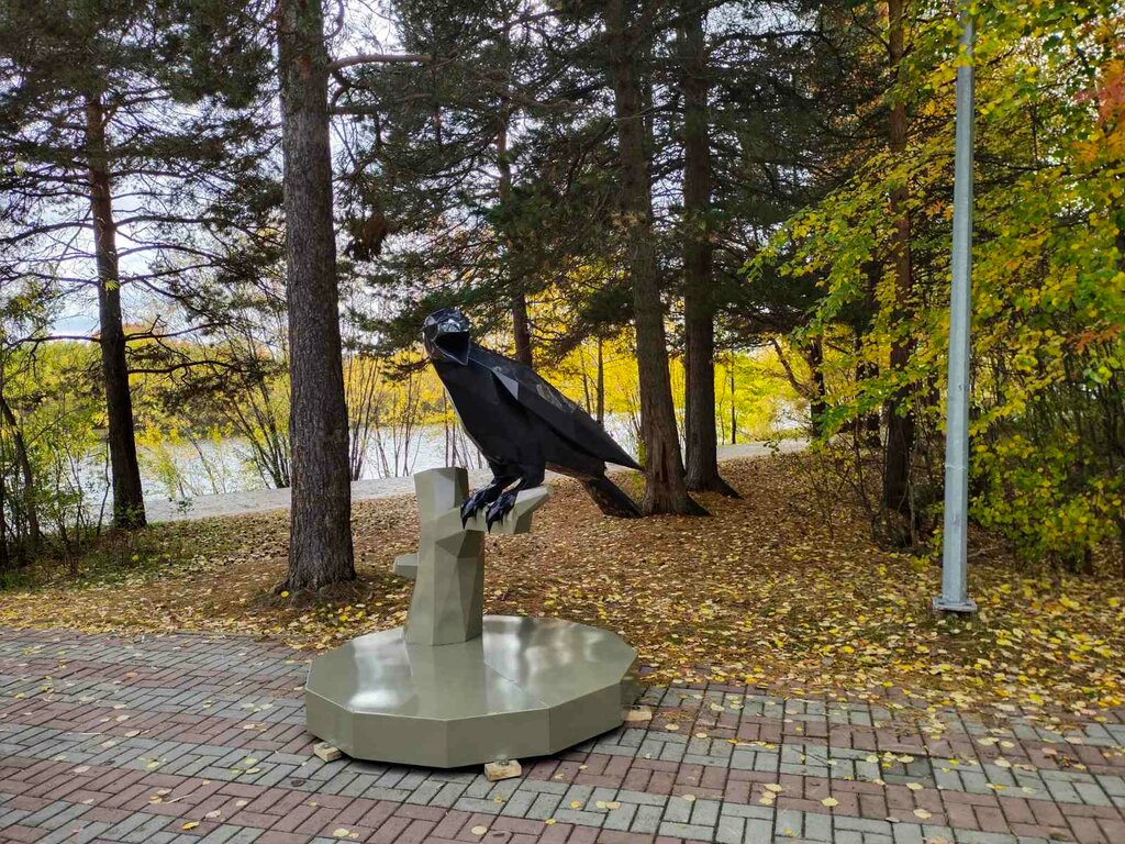 Park, sokak heykeli Ворон, Surgut, foto