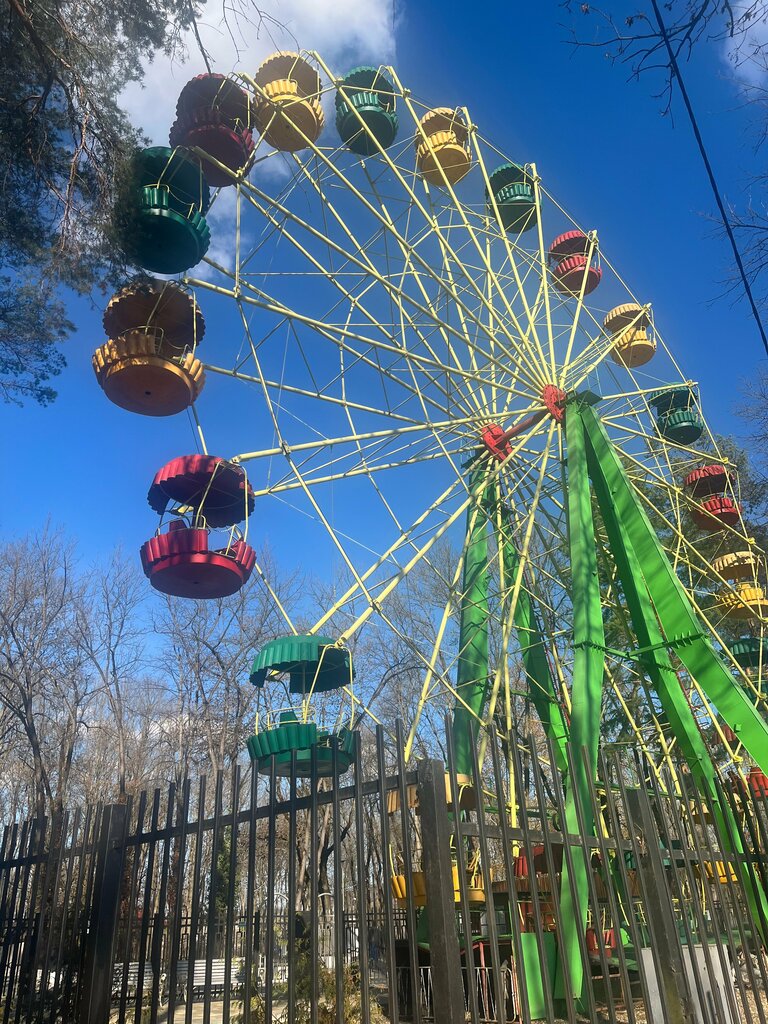 Turistik yerler Центральные качели, Apşeronsk, foto