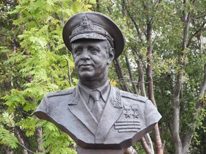 Бюст дважды героя СССР контр-адмирала Александр Осипович Шабалин (Murmansk, Pervomayskiy District, 310-y mikrorayon), anıt, heykel  Murmansk'tan