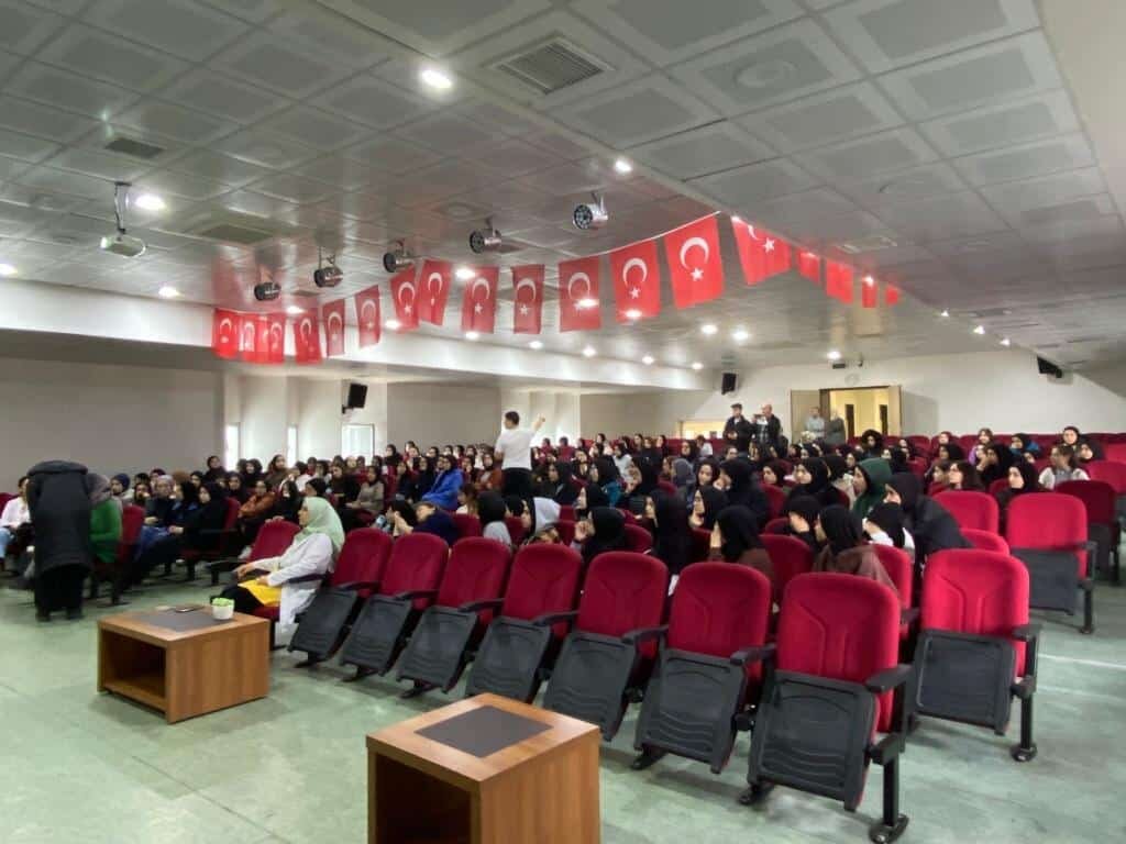 Lise Derince Kız Anadolu İmam Hatip Lisesi, Derince, foto
