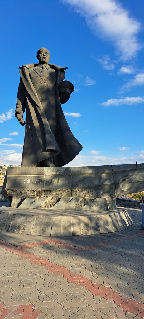Anıt, heykel Monument of Hovhannes Isakov, Erivan, foto