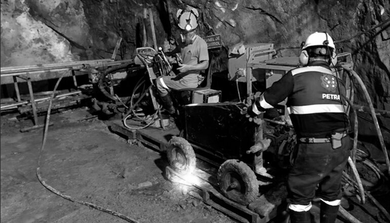 Sondaj ekipmanları firmaları Petra Minería y Construcción S. A. C., Lima, foto