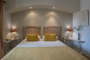 Hotel Les Messugues (Provence-Alpes-Côte d'Azur, Alpes-Maritimes, Arrondissement de Grasse, Saint-Paul, Impasse des Messugues), otel