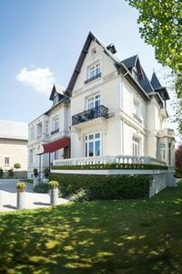Villa 81 (Normandie, Departement Calvados, Arrondissement de Lisieux, Deauville, Avenue de la République, 81), otel  Deauville'den