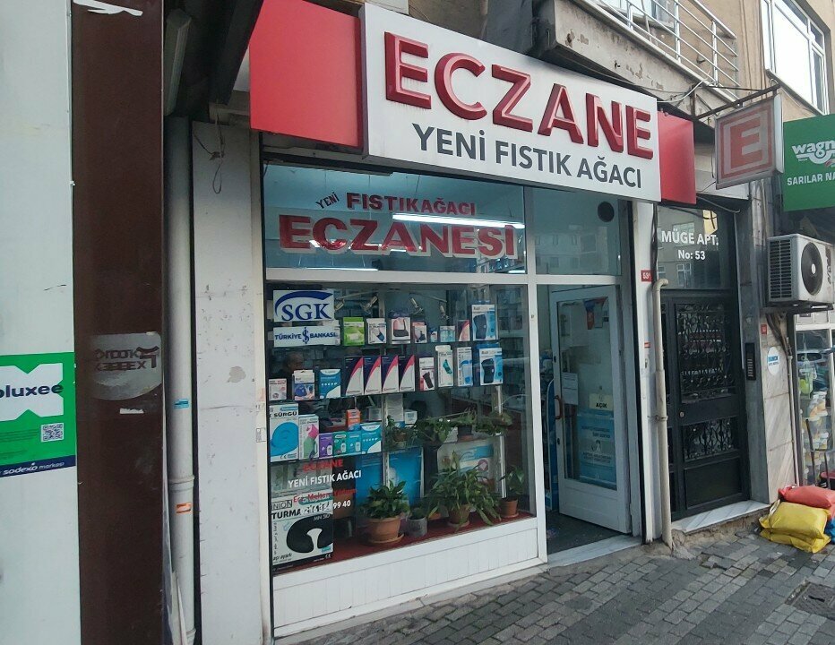 Eczaneler Yeni Fıstık Ağacı Eczanesi, İstanbul, foto