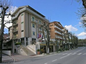 Hotel Miralaghi (Viale liberta' No:192, Chianciano Terme), otel  Toskana'dan
