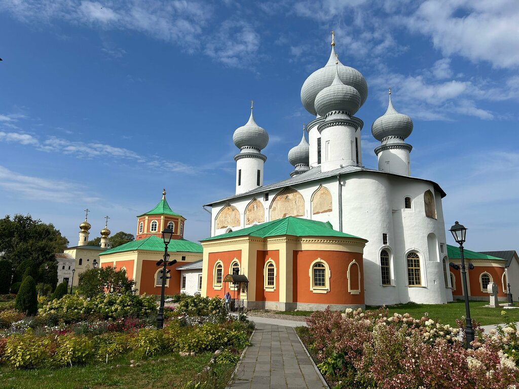 Manastır Tserkov Vozneseniya Gospodnya V Tikhvinskom Uspenskom monastyre, Tixvin, foto