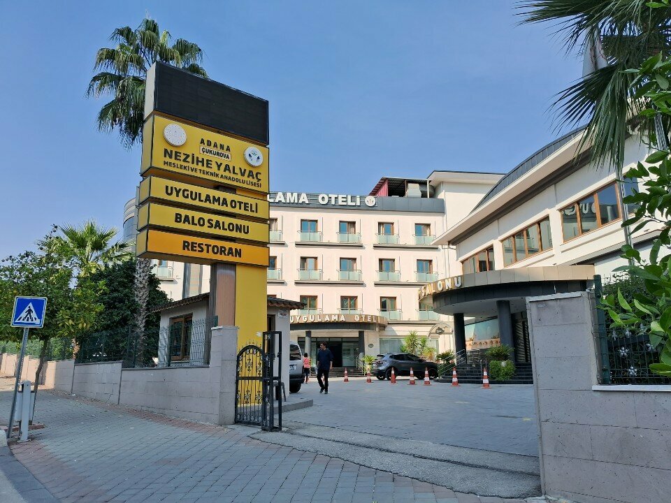 Düğün, toplantı salonu Nezihe Yalvaç Mesleki ve Teknik Anadolu Lisesi Balo Salonu, Adana, foto