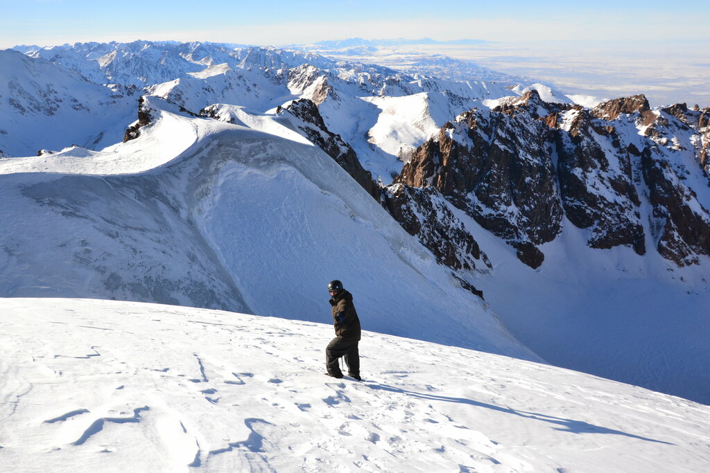 Dağ zirvesi Peak Karltau 4170 Meters, Almatı eyaleti, foto