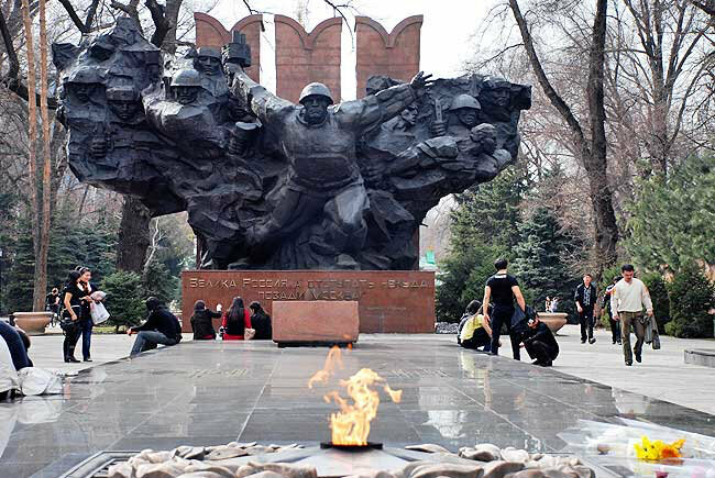 Anıt, heykel Monument to Bauyrzhan Momyshuly, Astana, foto