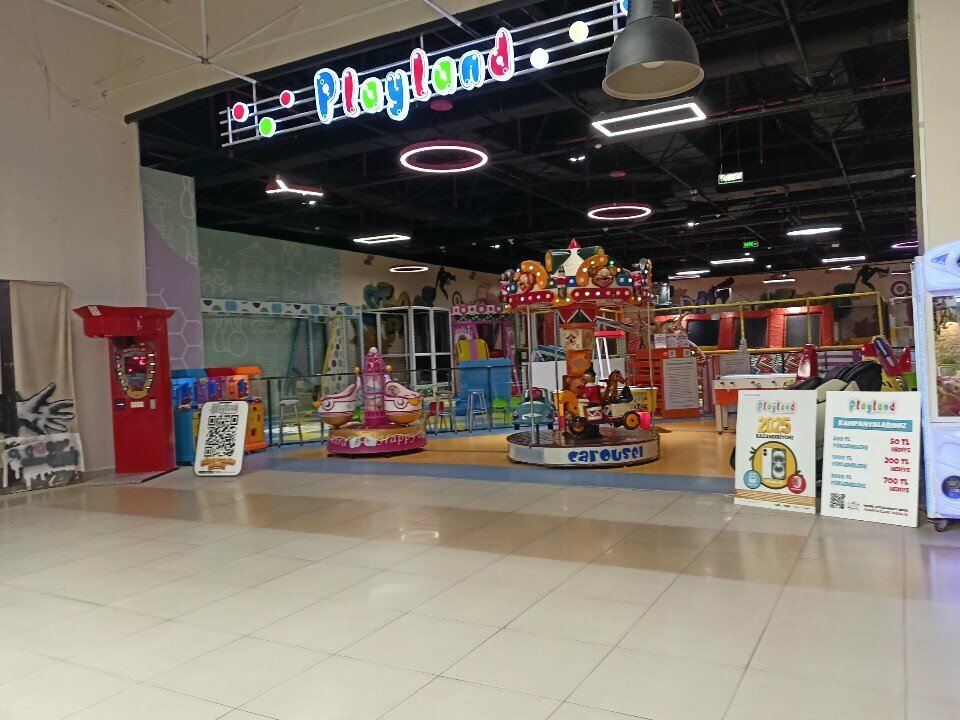 Oyun alanı Playland, İzmir, foto