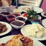Ata Kahvaltı Evi (Alacamesçit Mah., İsmet İnönü Blv., No:88, Kuşadası, Aydın), kafe  Kuşadası'ndan