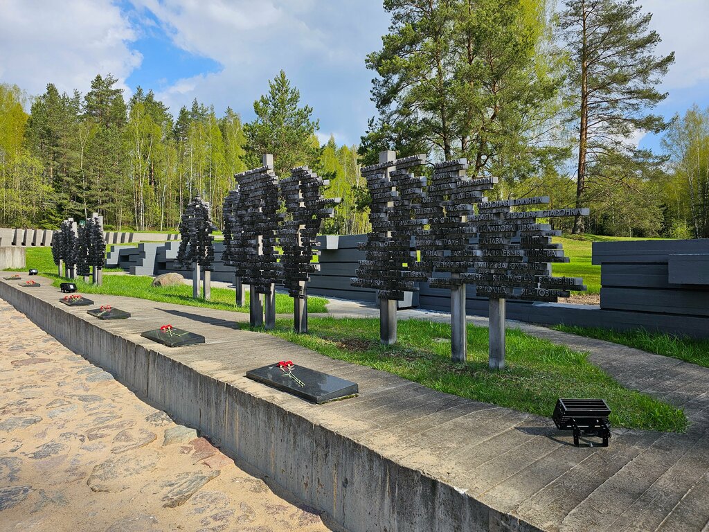 Park, sokak heykeli Символические деревья жизни, Minskaya oblastı, foto