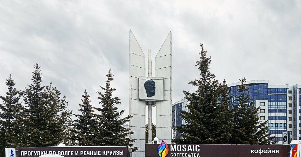 Anıt, heykel Stela in honor of Lenin, Samara, foto
