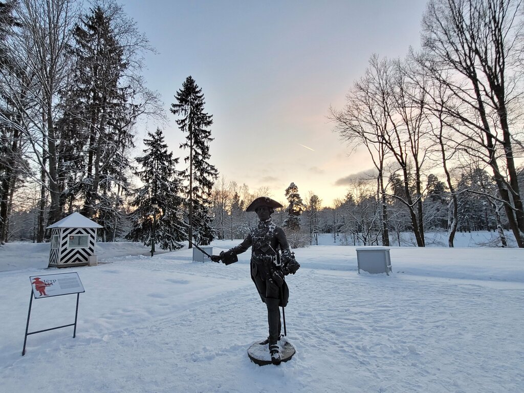 Park, sokak heykeli Пётр III, Lomonosov, foto