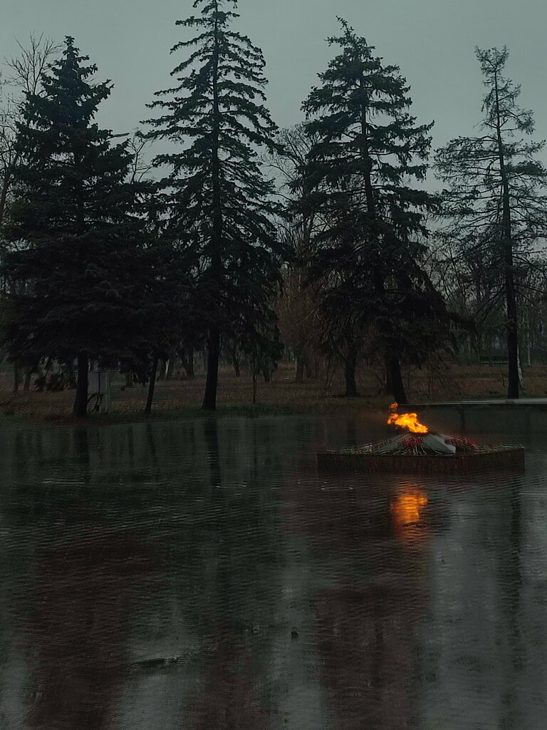 Anıt, heykel Eternal Flame Memorial, Şahty, foto