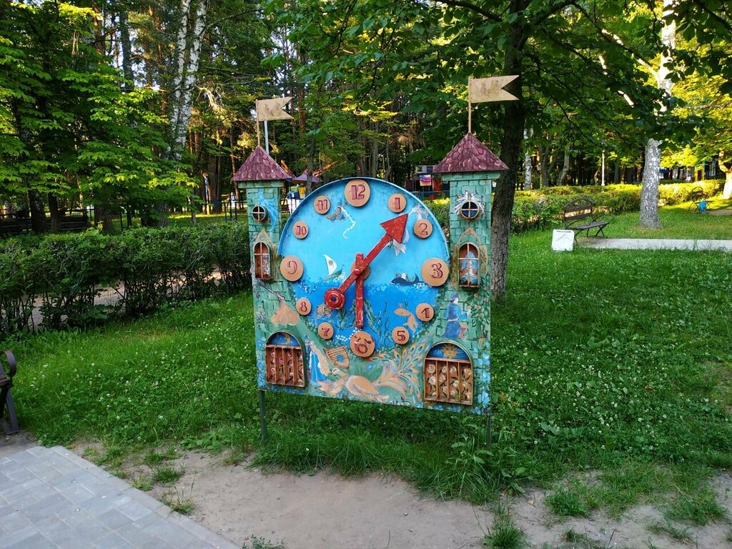 Park, sokak heykeli Часы, Navapolatsk, foto