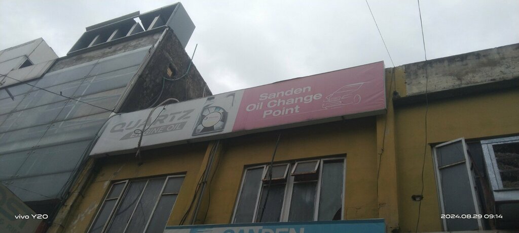Oto lastik tamiri Sanden Oil Change Point, Islamabad, foto