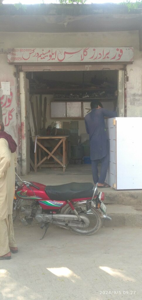 Cam ve cam ürün üreticisi Four Brothers Glass and Aluminum Works, Islamabad, foto