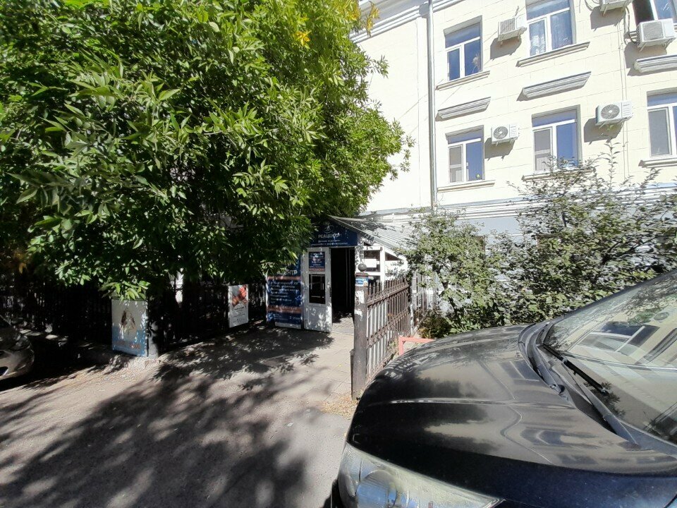 Kaş ve kirpik salonu Chinnova. an, Orenburg, foto