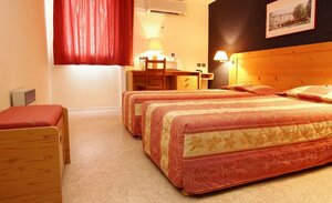 Brit Hotel Vallee du Lot (Nouvelle-Aquitaine, Lot-et-Garonne, Arrondissement de Villeneuve-sur-Lot, Fumel, Place Léo Lagrange), otel