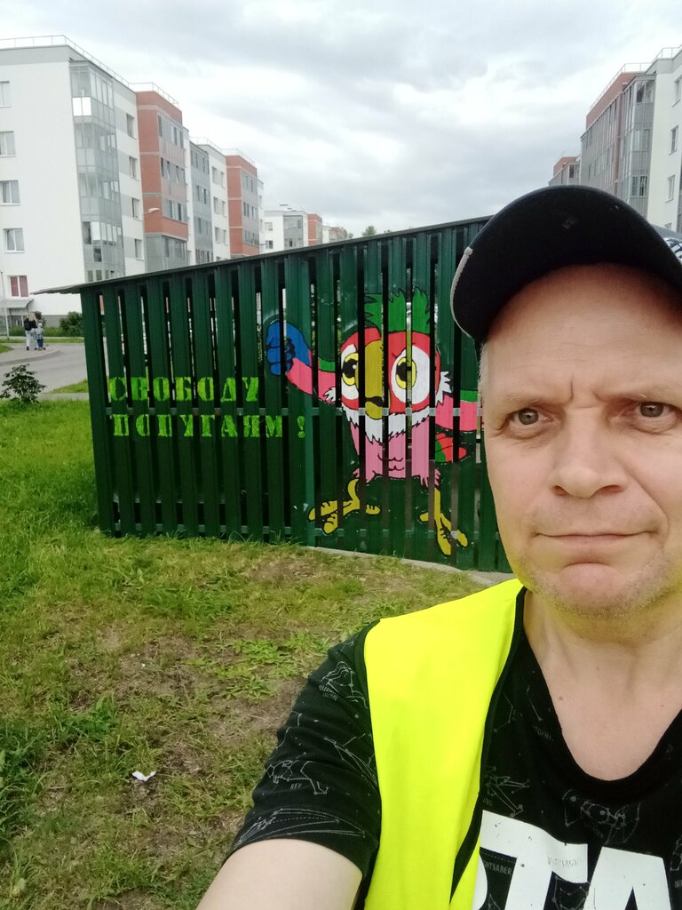 Sokak sanatı Попугай Кеша, Peterhof, foto