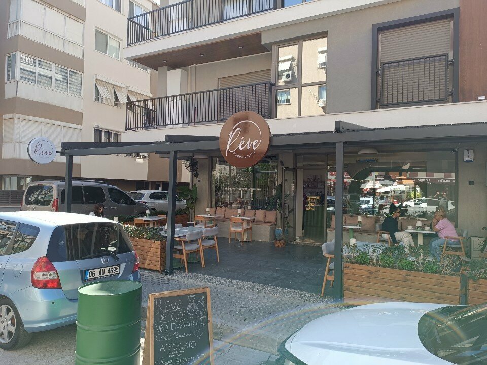 Kahve dükkanları Reve Patisserie & Coffee, İzmir, foto