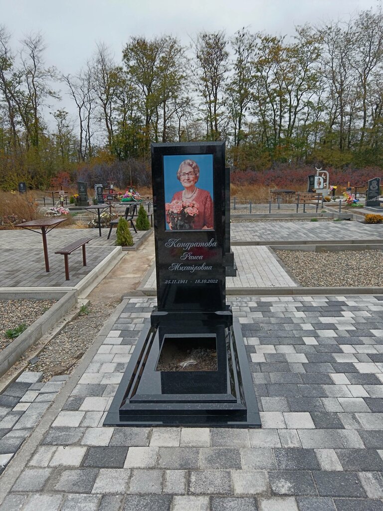 Heykel ve mezarlık taşı üreticileri Monuments Magic Granite, Stavropol, foto