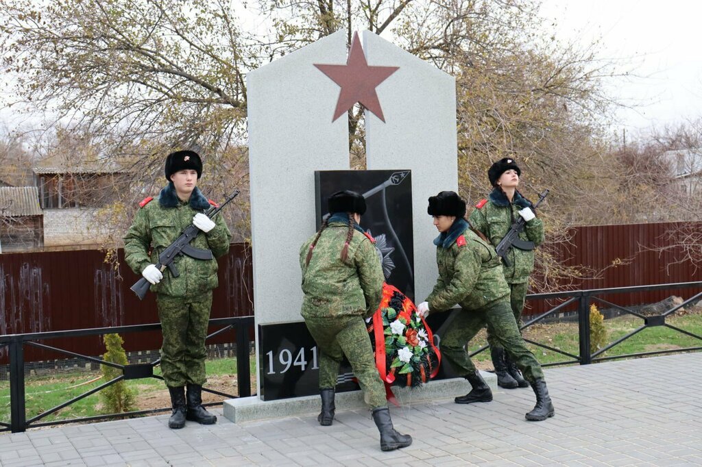 Anıt, heykel Воинам, павшим в Великой Отечественной войне, Volgogradskaya oblastı, foto