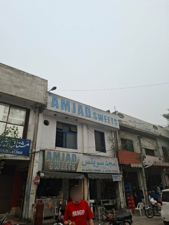 Pasta, şekerleme ve tatlı Amjad Sweets and Milk Shop, Lahor, foto