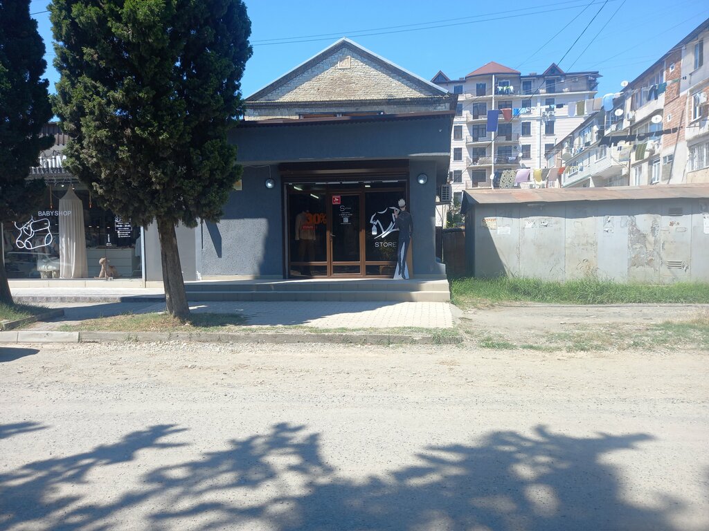 Giyim mağazası S Store, Suhum, foto