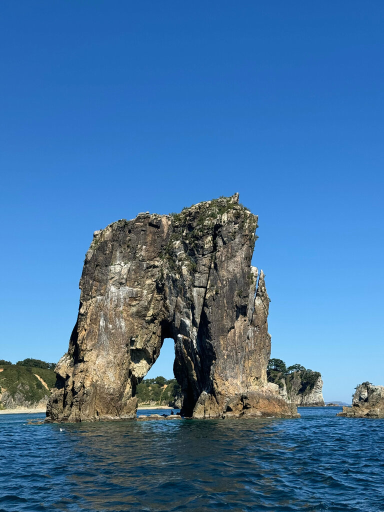 Dağ zirvesi Кекур Штаны, Primoriye, foto