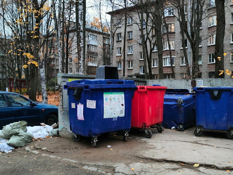 Ayrı çöp toplama noktası Пункт приема пластика, Saint‑Petersburg, foto