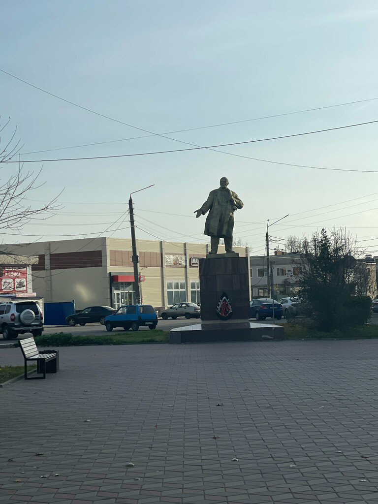 Anıt, heykel В.И. Ленин, Kalaç, foto