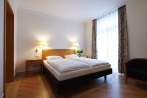 Steigenberger Hotel & SPA Bad Pyrmont (Heiligenangerstraße No:2, Bad Pyrmont), otel  Bad Pyrmont'tan