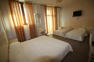 Piazza Hotel (Dibër County, Peshkopi, Bulevardi Elez Isufi), otel  Peşkopi'den