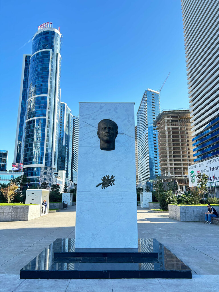 Anıt, heykel Памятник Жиули Шартава, Batum, foto