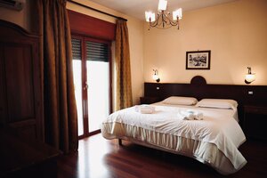 Hotel Max (Campania, Caserta, Aversa, Viale Kennedy, 155), otel  Campania'dan