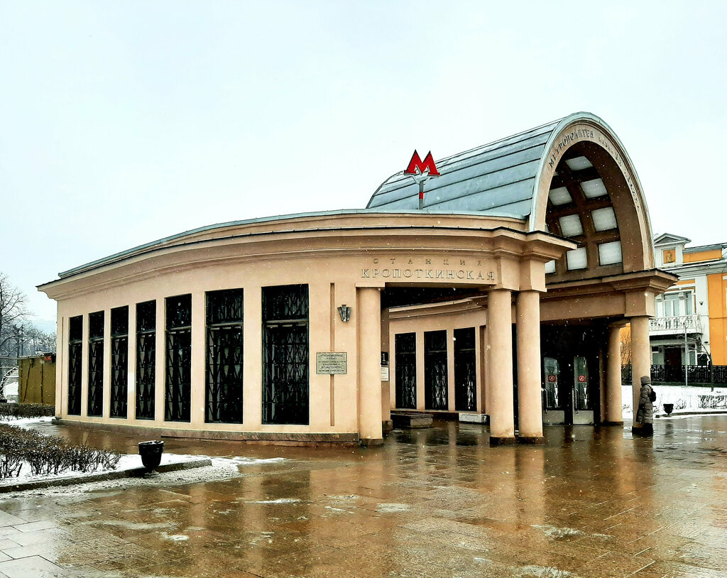 Anıt levhası, anıt taş Архитекторам станции А.Н. Душкину и Я.Г. Лихтенбергу, Moskova, foto