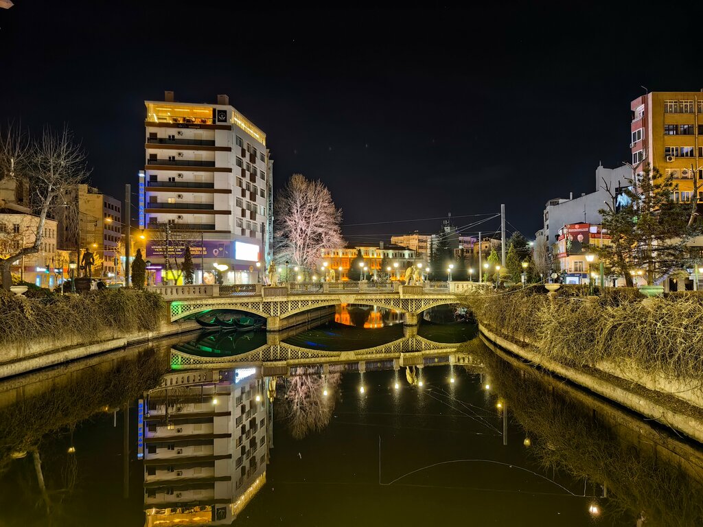 Park, sokak heykeli Cengiz Topel Heykeli, Eskişehir, foto