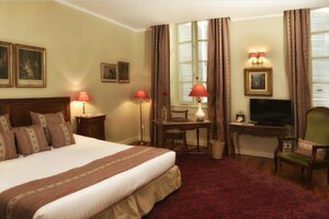 Le Clair de la Plume (Auvergne-Rhône-Alpes, Drôme, Arrondissement de Nyons, Grignan, Place du Mail, 8), otel